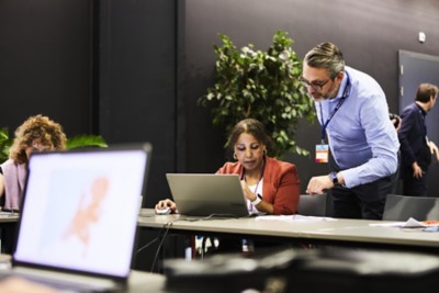 John Nelson tovert met kaarten tijdens Esri Connect Summit